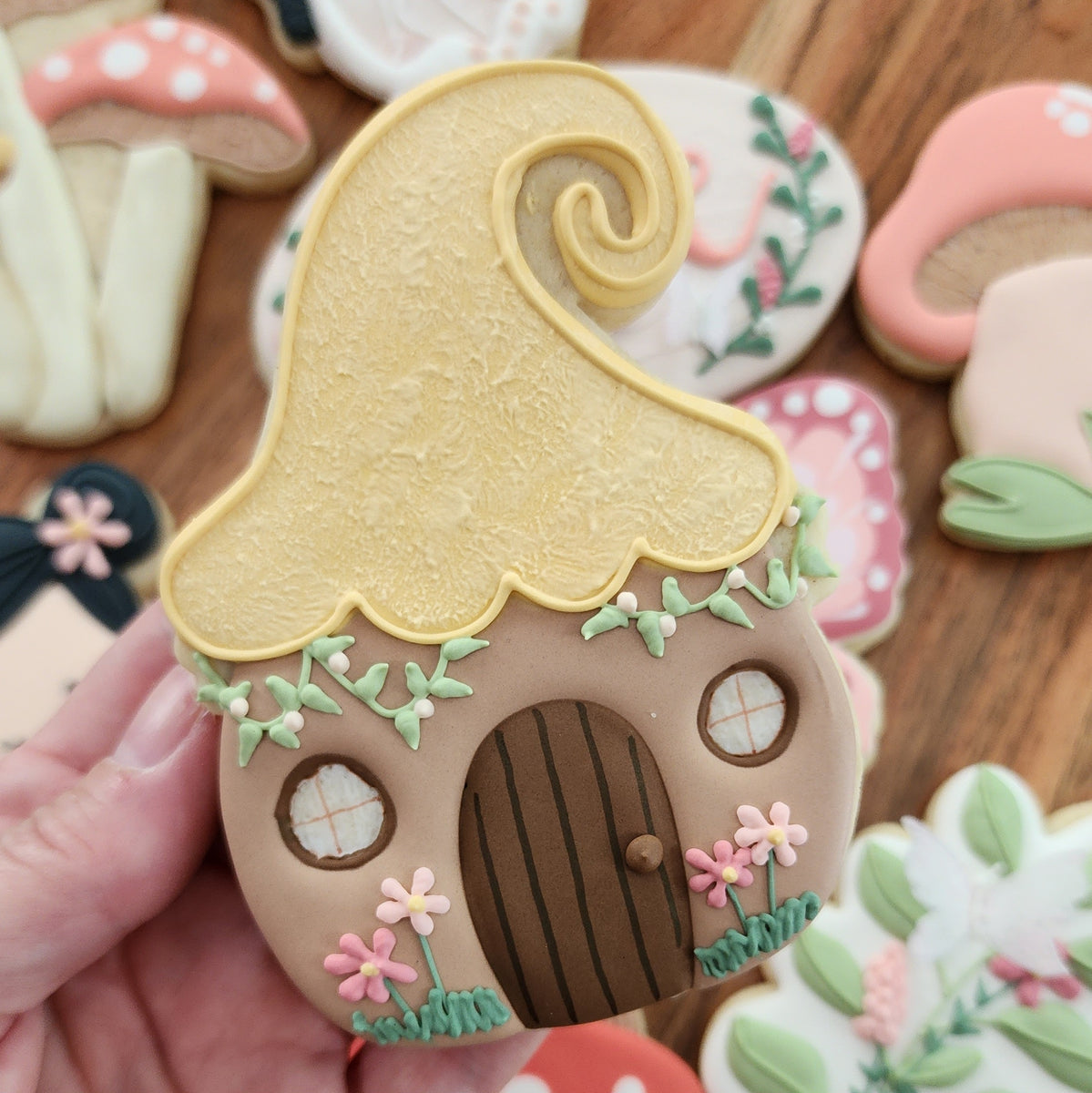 Mushroom house w/curl – Sugar Laine Cutters